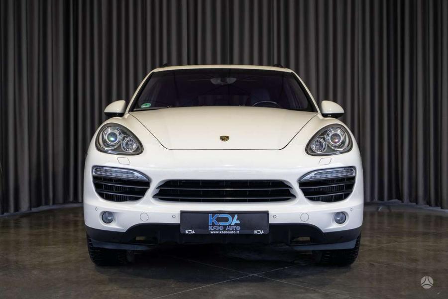 White Porsche Cayenne 2011 in Marijampole, with an engine capacity of 2.97 L and mileage of 304 thousand km for 14450 €, photo 2 on AUTOMOTO.COM.LV