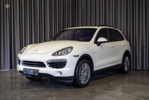White Porsche Cayenne 2011 in Marijampole, with an engine capacity of 2.97 L and mileage of 304 thousand km for 14450 €, photo 3 on AUTOMOTO.COM.LV