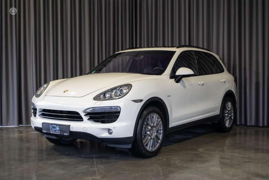 White Porsche Cayenne 2011 in Marijampole, with an engine capacity of 2.97 L and mileage of 304 thousand km for 14450 €, photo 3 on AUTOMOTO.COM.LV