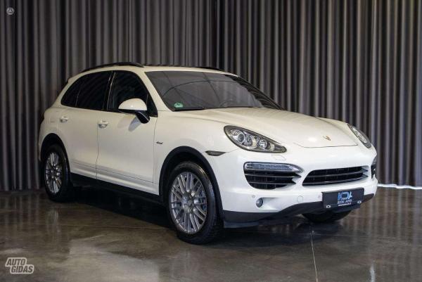 White Porsche Cayenne 2011 in Marijampole, with an engine capacity of 3.00 L and mileage of 304 thousand km for 14450 €, photo 1 on AUTOMOTO.COM.LV