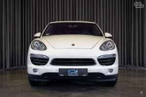 White Porsche Cayenne 2011 in Marijampole, with an engine capacity of 3.00 L and mileage of 304 thousand km for 14450 €, photo 2 on AUTOMOTO.COM.LV