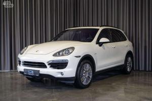 White Porsche Cayenne 2011 in Marijampole, with an engine capacity of 3.00 L and mileage of 304 thousand km for 14450 €, photo 3 on AUTOMOTO.COM.LV
