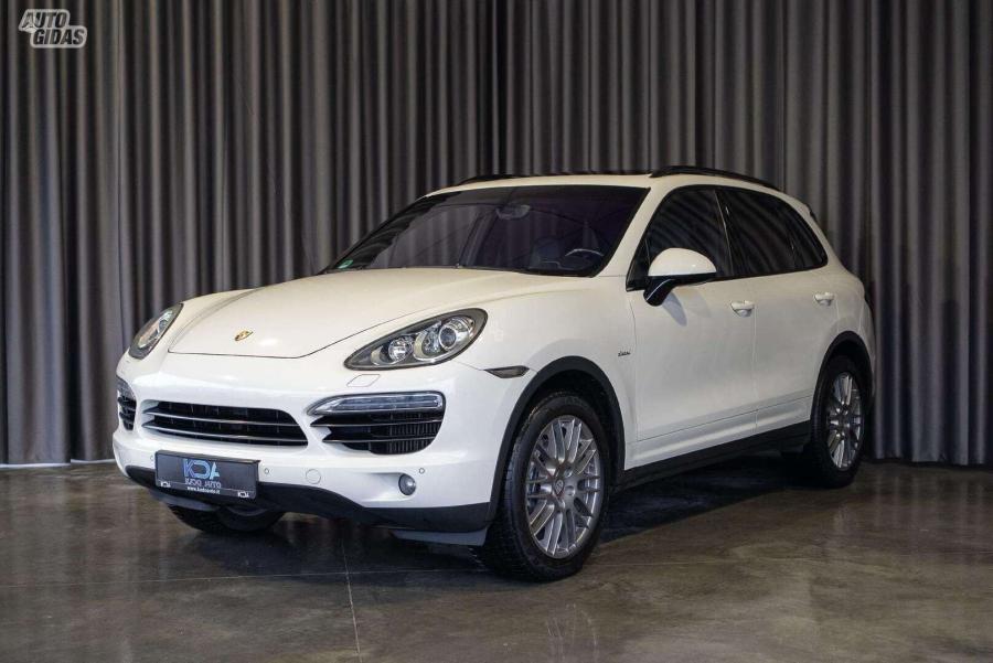 White Porsche Cayenne 2011 in Marijampole, with an engine capacity of 3.00 L and mileage of 304 thousand km for 14450 €, photo 3 on AUTOMOTO.COM.LV