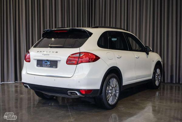 White Porsche Cayenne 2011 in Marijampole, with an engine capacity of 3.00 L and mileage of 304 thousand km for 14450 €, photo 8 on AUTOMOTO.COM.LV