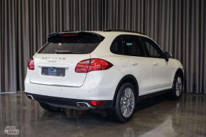 White Porsche Cayenne 2011 in Marijampole, with an engine capacity of 3.00 L and mileage of 304 thousand km for 14450 €, photo 8 on AUTOMOTO.COM.LV