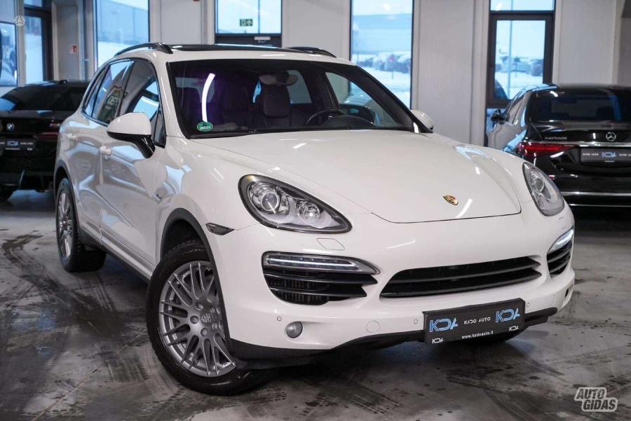 White Porsche Cayenne 2011 in Marijampole, with an engine capacity of 3.00 L and mileage of 304 thousand km for 13850 €, photo 2 on AUTOMOTO.COM.LV