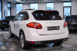 White Porsche Cayenne 2011 in Marijampole, with an engine capacity of 3.00 L and mileage of 304 thousand km for 13850 €, photo 9 on AUTOMOTO.COM.LV
