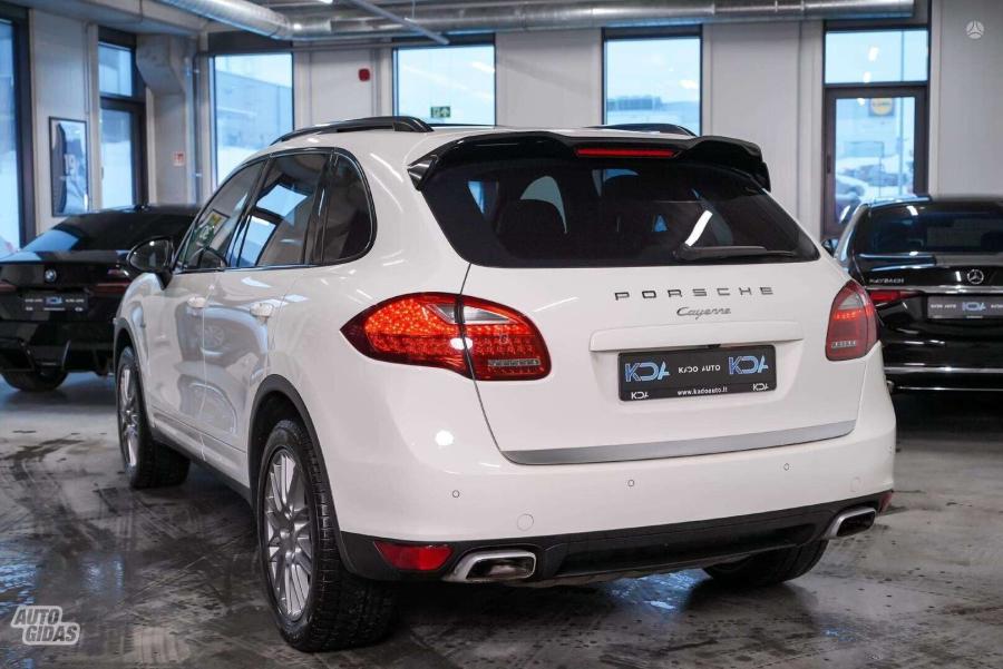 White Porsche Cayenne 2011 in Marijampole, with an engine capacity of 3.00 L and mileage of 304 thousand km for 13850 €, photo 9 on AUTOMOTO.COM.LV