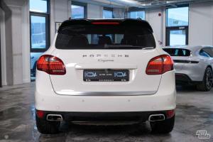 White Porsche Cayenne 2011 in Marijampole, with an engine capacity of 3.00 L and mileage of 304 thousand km for 13850 €, photo 10 on AUTOMOTO.COM.LV