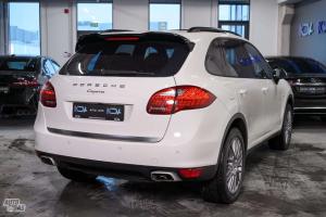 White Porsche Cayenne 2011 in Marijampole, with an engine capacity of 3.00 L and mileage of 304 thousand km for 13850 €, photo 11 on AUTOMOTO.COM.LV