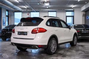 White Porsche Cayenne 2011 in Marijampole, with an engine capacity of 3.00 L and mileage of 304 thousand km for 13850 €, photo 12 on AUTOMOTO.COM.LV