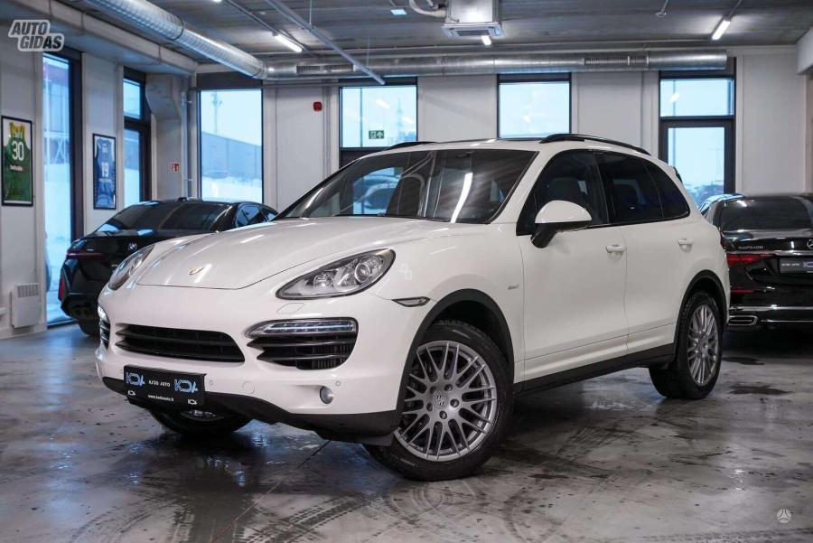 White Porsche Cayenne 2011 in Marijampole, with an engine capacity of 3.00 L and mileage of 304 thousand km for 13850 €, photo 6 on AUTOMOTO.COM.LV