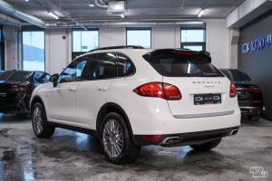 White Porsche Cayenne 2011 in Marijampole, with an engine capacity of 3.00 L and mileage of 304 thousand km for 13850 €, photo 10 on AUTOMOTO.COM.LV