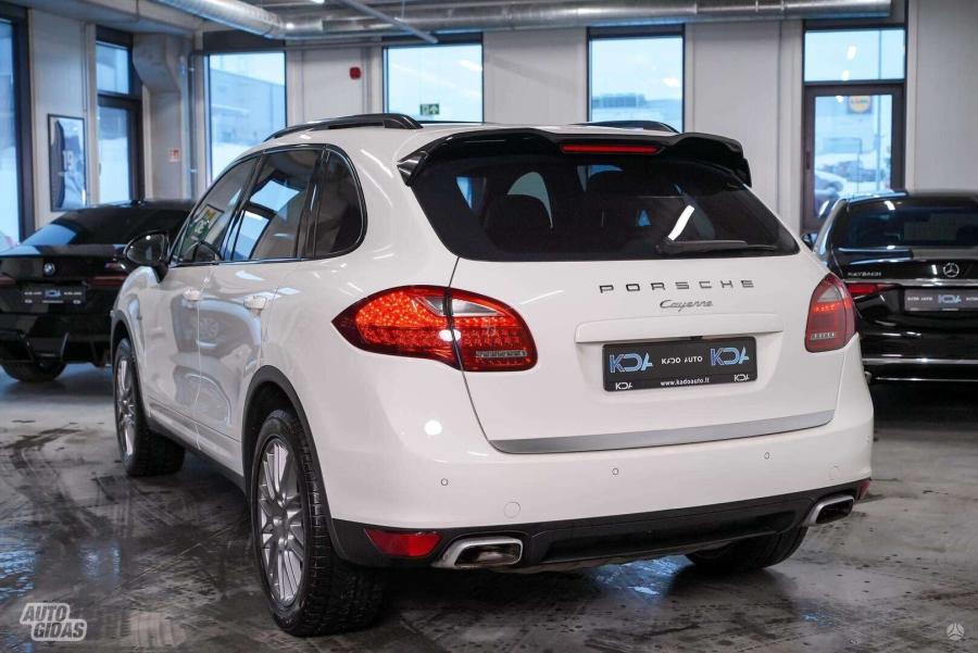 White Porsche Cayenne 2011 in Marijampole, with an engine capacity of 3.00 L and mileage of 304 thousand km for 13850 €, photo 11 on AUTOMOTO.COM.LV