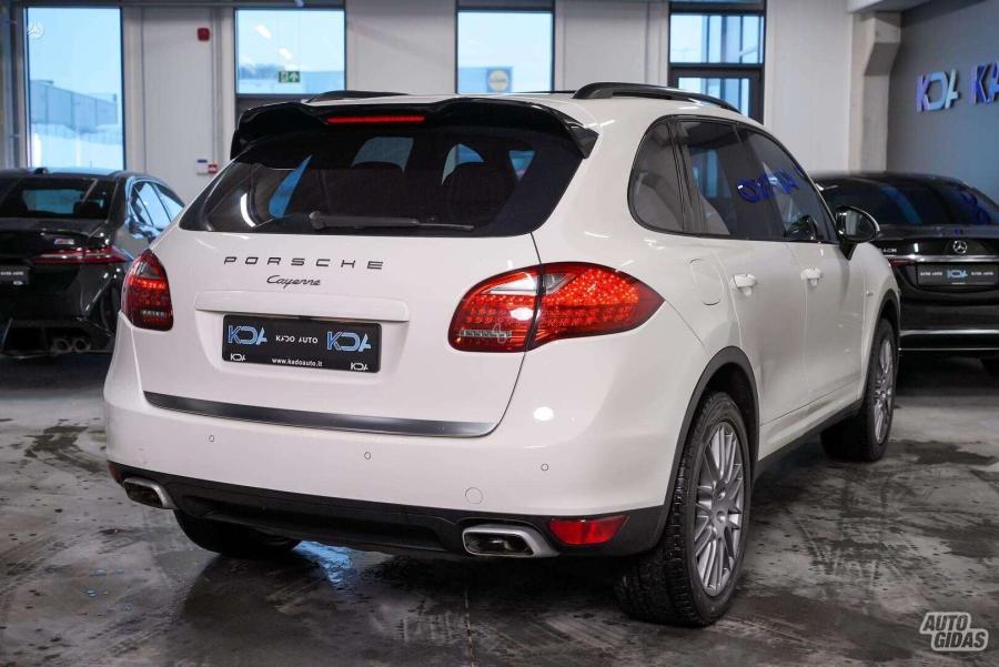 White Porsche Cayenne 2011 in Marijampole, with an engine capacity of 3.00 L and mileage of 304 thousand km for 13850 €, photo 13 on AUTOMOTO.COM.LV