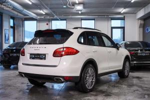 White Porsche Cayenne 2011 in Marijampole, with an engine capacity of 3.00 L and mileage of 304 thousand km for 13850 €, photo 14 on AUTOMOTO.COM.LV