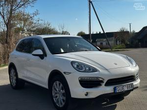 White Porsche Cayenne 2011 in Vilnius, with an engine capacity of 3.00 L and mileage of 344 thousand km for 14200 €, photo 3 on AUTOMOTO.COM.LV