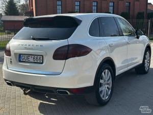 White Porsche Cayenne 2011 in Vilnius, with an engine capacity of 3.00 L and mileage of 344 thousand km for 14200 €, photo 4 on AUTOMOTO.COM.LV