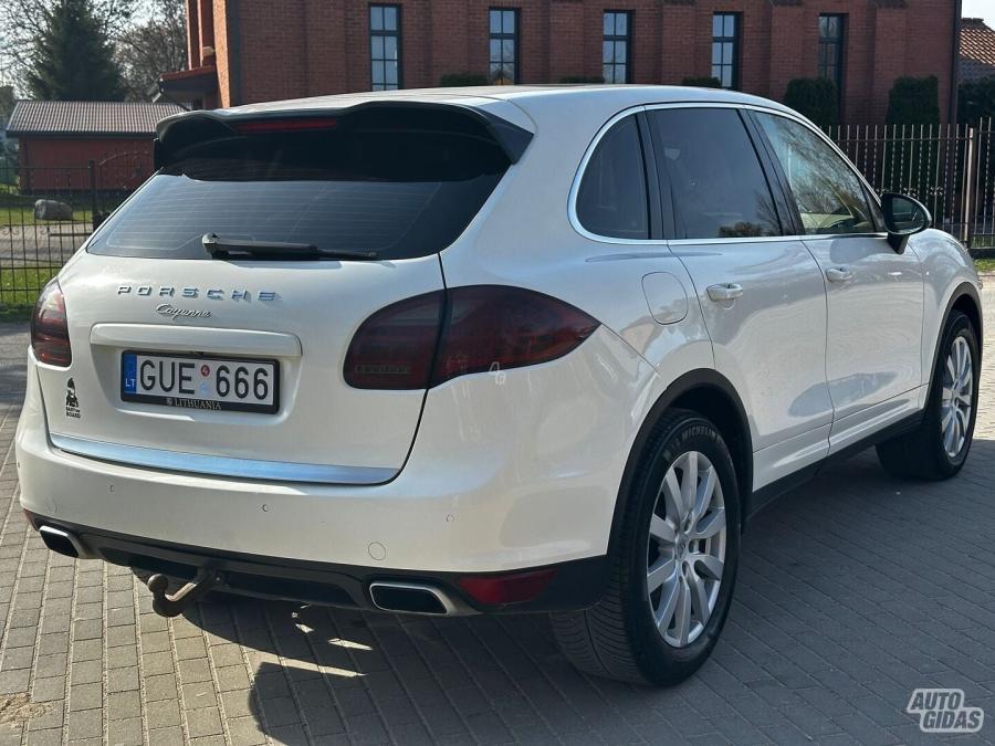 White Porsche Cayenne 2011 in Vilnius, with an engine capacity of 3.00 L and mileage of 344 thousand km for 14200 €, photo 4 on AUTOMOTO.COM.LV