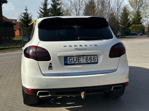 White Porsche Cayenne 2011 in Vilnius, with an engine capacity of 3.00 L and mileage of 344 thousand km for 14200 €, photo 5 on AUTOMOTO.COM.LV