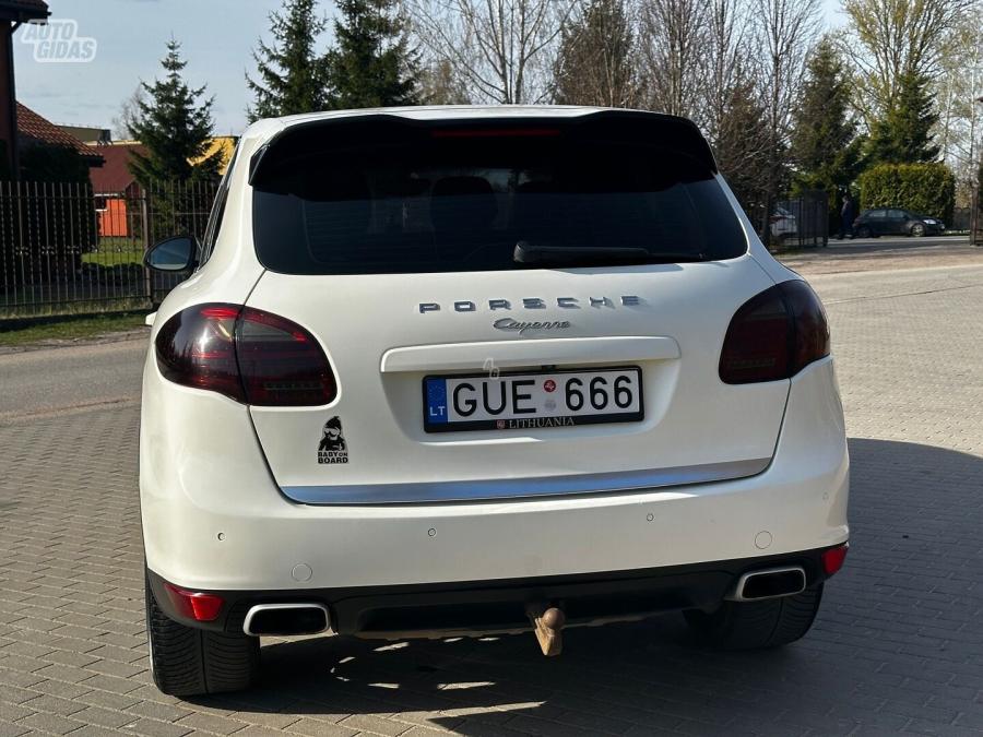 White Porsche Cayenne 2011 in Vilnius, with an engine capacity of 3.00 L and mileage of 344 thousand km for 14200 €, photo 5 on AUTOMOTO.COM.LV