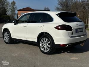 White Porsche Cayenne 2011 in Vilnius, with an engine capacity of 3.00 L and mileage of 344 thousand km for 14200 €, photo 6 on AUTOMOTO.COM.LV