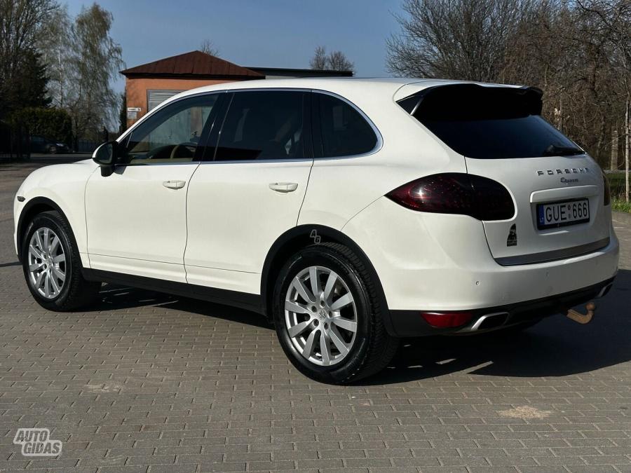 White Porsche Cayenne 2011 in Vilnius, with an engine capacity of 3.00 L and mileage of 344 thousand km for 14200 €, photo 6 on AUTOMOTO.COM.LV