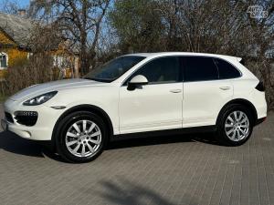 White Porsche Cayenne 2011 in Vilnius, with an engine capacity of 3.00 L and mileage of 344 thousand km for 14200 €, photo 7 on AUTOMOTO.COM.LV