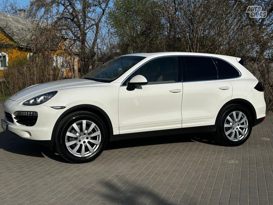 White Porsche Cayenne 2011 in Vilnius, with an engine capacity of 3.00 L and mileage of 344 thousand km for 14200 €, photo 7 on AUTOMOTO.COM.LV