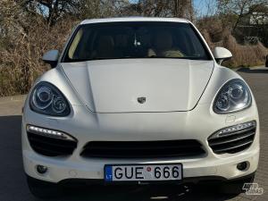 White Porsche Cayenne 2011 in Vilnius, with an engine capacity of 3.00 L and mileage of 344 thousand km for 14200 €, photo 8 on AUTOMOTO.COM.LV