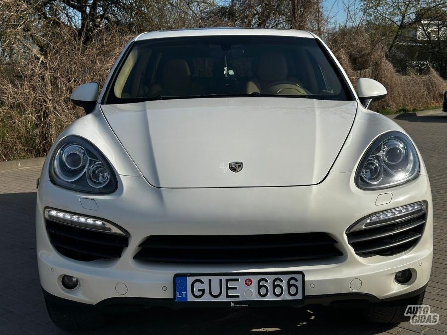 White Porsche Cayenne 2011 in Vilnius, with an engine capacity of 3.00 L and mileage of 344 thousand km for 14200 €, photo 8 on AUTOMOTO.COM.LV