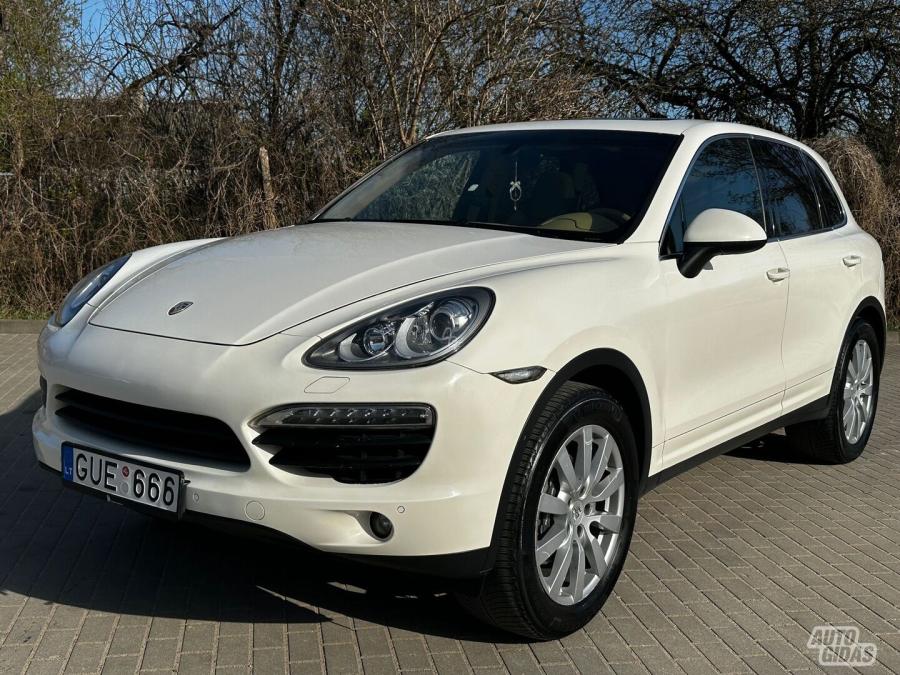 White Porsche Cayenne 2011 in Vilnius, with an engine capacity of 3.00 L and mileage of 344 thousand km for 14200 €, photo 9 on AUTOMOTO.COM.LV