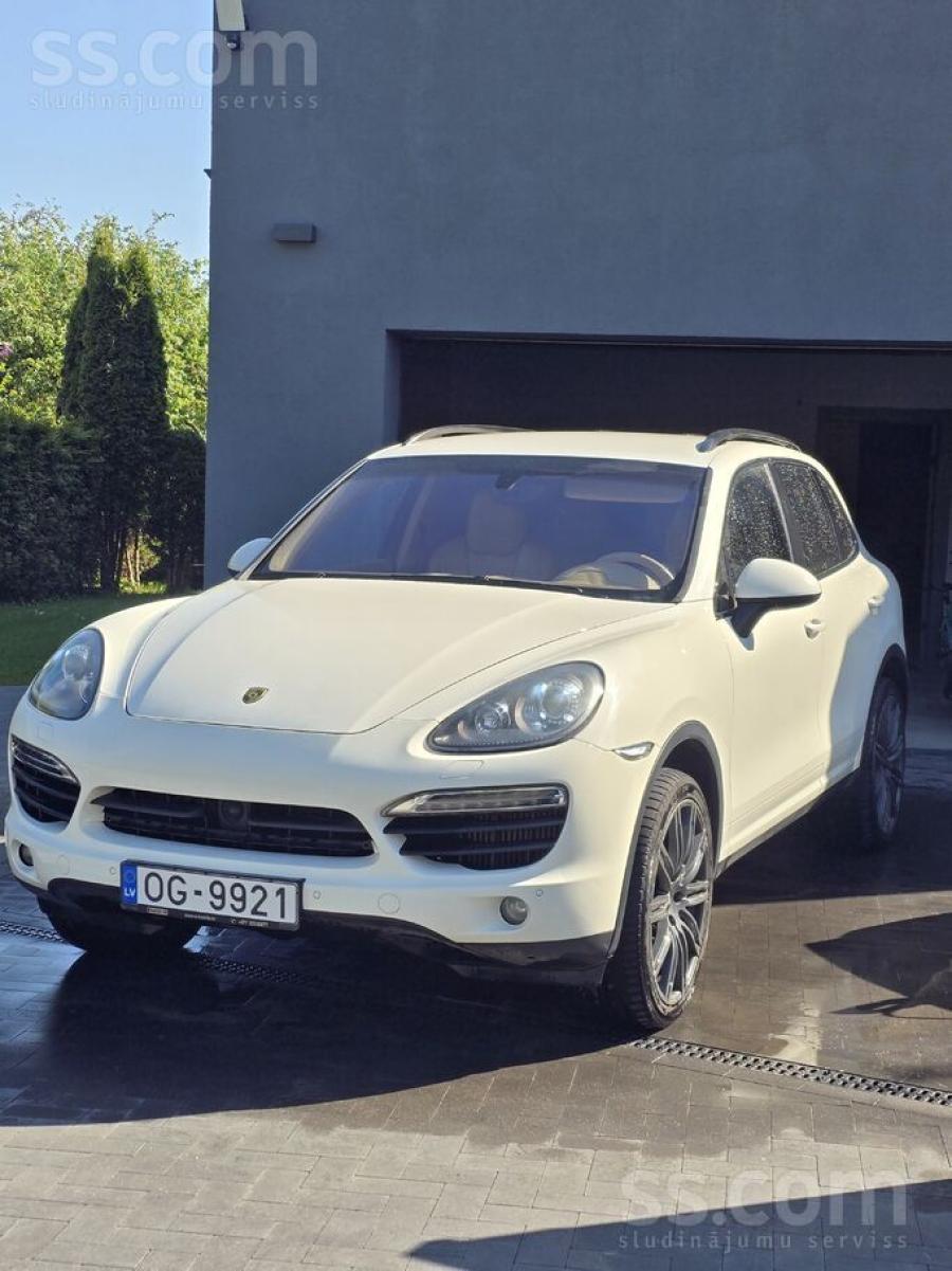 White Porsche Cayenne 2011 in Riga, with an engine capacity of 3.00 L and mileage of 299 thousand km for 15499 €, photo 1 on AUTOMOTO.COM.LV
