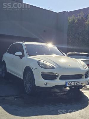 White Porsche Cayenne 2011 in Riga, with an engine capacity of 3.00 L and mileage of 299 thousand km for 15499 €, photo 3 on AUTOMOTO.COM.LV