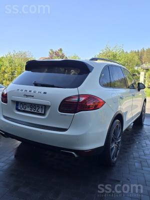 White Porsche Cayenne 2011 in Riga, with an engine capacity of 3.00 L and mileage of 299 thousand km for 15499 €, photo 4 on AUTOMOTO.COM.LV