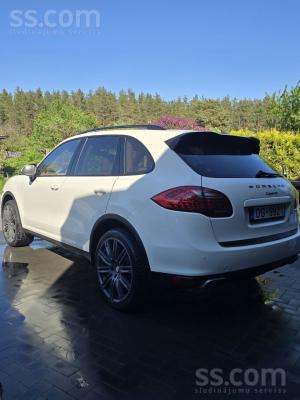 White Porsche Cayenne 2011 in Riga, with an engine capacity of 3.00 L and mileage of 299 thousand km for 15499 €, photo 5 on AUTOMOTO.COM.LV