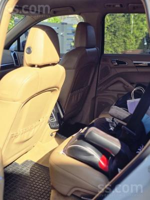White Porsche Cayenne 2011 in Riga, with an engine capacity of 3.00 L and mileage of 299 thousand km for 15499 €, photo 7 on AUTOMOTO.COM.LV
