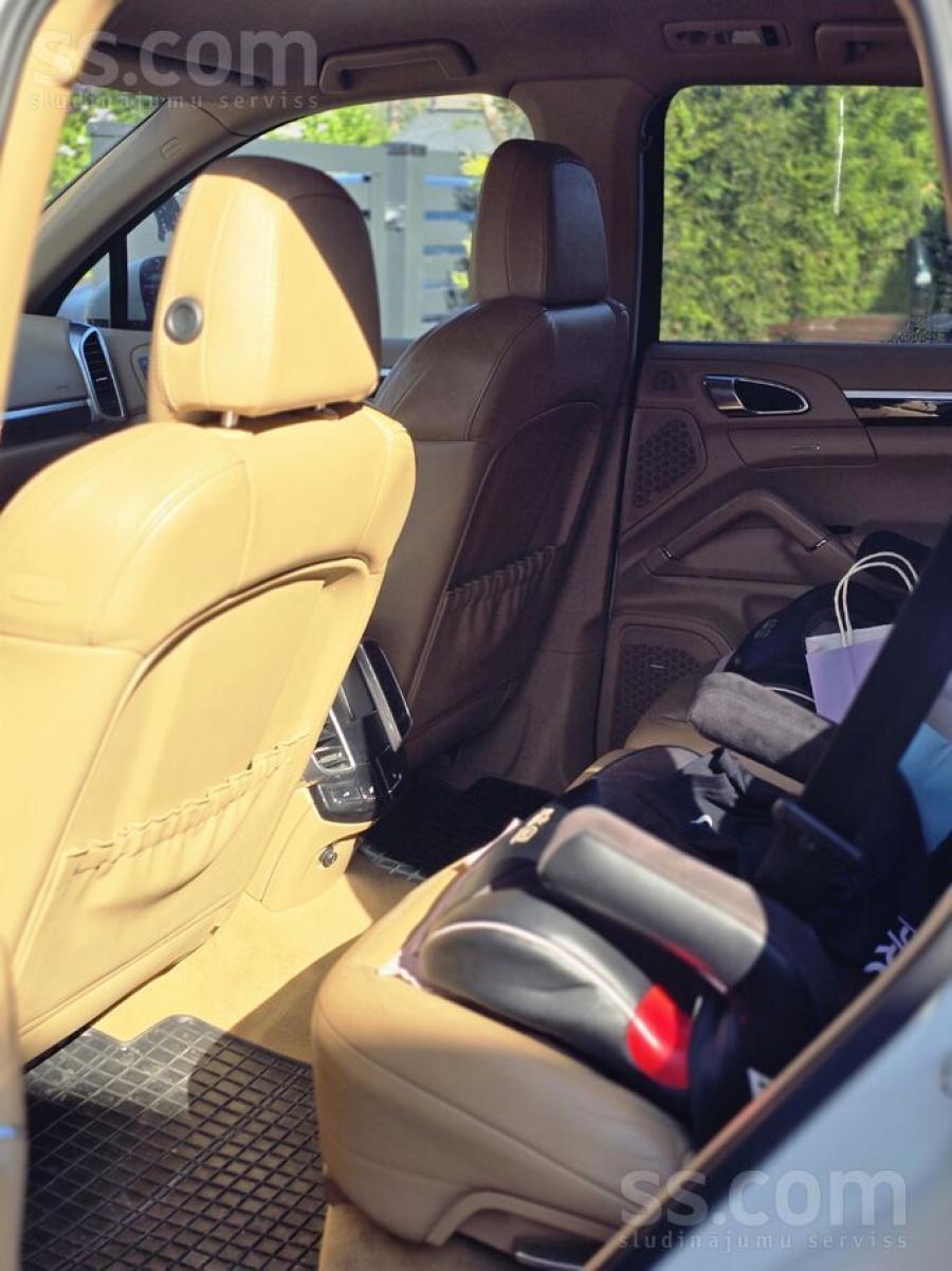 White Porsche Cayenne 2011 in Riga, with an engine capacity of 3.00 L and mileage of 299 thousand km for 15499 €, photo 7 on AUTOMOTO.COM.LV