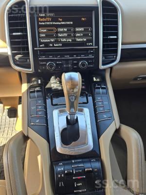 White Porsche Cayenne 2011 in Riga, with an engine capacity of 3.00 L and mileage of 299 thousand km for 15499 €, photo 8 on AUTOMOTO.COM.LV