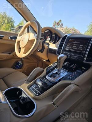 White Porsche Cayenne 2011 in Riga, with an engine capacity of 3.00 L and mileage of 299 thousand km for 15499 €, photo 9 on AUTOMOTO.COM.LV
