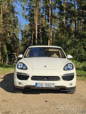 Белый Порше Каен 2011 в Рига, объемом двигателя 3.00 л и пробегом 299 тыс. км за 13850 €, фото 4 на AUTOMOTO.COM.LV