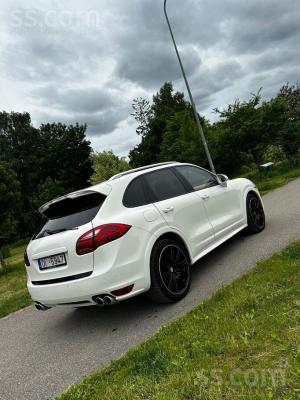 White Porsche Cayenne 2011 in Riga, with an engine capacity of 3.00 L and mileage of 0 thousand km for 12999 €, photo 3 on AUTOMOTO.COM.LV