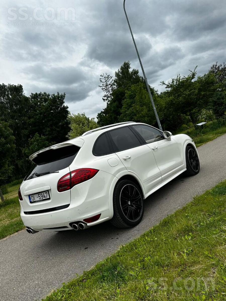 White Porsche Cayenne 2011 in Riga, with an engine capacity of 3.00 L and mileage of 0 thousand km for 12999 €, photo 3 on AUTOMOTO.COM.LV