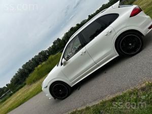 White Porsche Cayenne 2011 in Riga, with an engine capacity of 3.00 L and mileage of 0 thousand km for 12999 €, photo 4 on AUTOMOTO.COM.LV