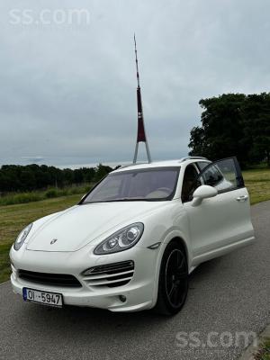White Porsche Cayenne 2011 in Riga, with an engine capacity of 3.00 L and mileage of 0 thousand km for 12999 €, photo 5 on AUTOMOTO.COM.LV