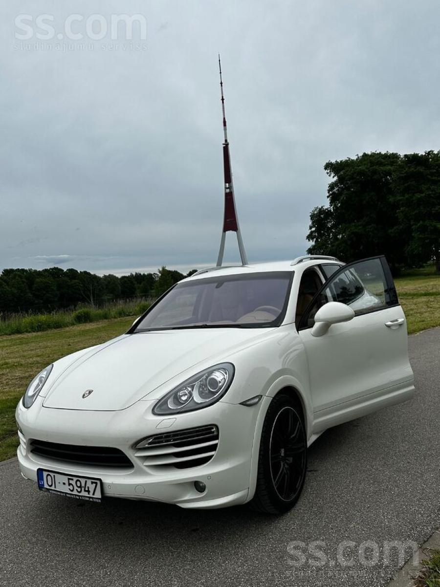 White Porsche Cayenne 2011 in Riga, with an engine capacity of 3.00 L and mileage of 0 thousand km for 12999 €, photo 5 on AUTOMOTO.COM.LV