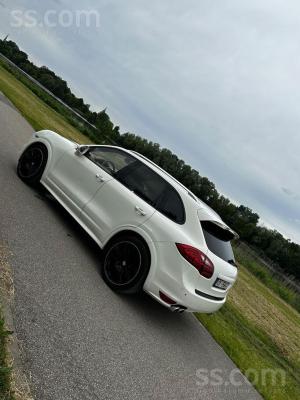 White Porsche Cayenne 2011 in Riga, with an engine capacity of 3.00 L and mileage of 0 thousand km for 12999 €, photo 6 on AUTOMOTO.COM.LV