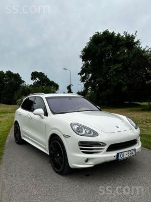 White Porsche Cayenne 2011 in Riga, with an engine capacity of 3.00 L and mileage of 0 thousand km for 12999 €, photo 7 on AUTOMOTO.COM.LV