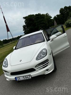 White Porsche Cayenne 2011 in Riga, with an engine capacity of 3.00 L and mileage of 0 thousand km for 12999 €, photo 8 on AUTOMOTO.COM.LV