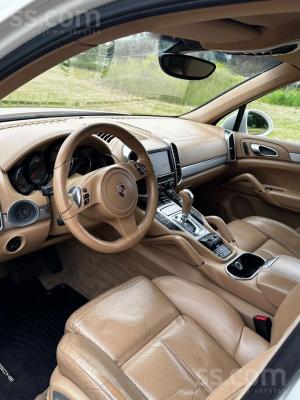 White Porsche Cayenne 2011 in Riga, with an engine capacity of 3.00 L and mileage of 0 thousand km for 12999 €, photo 9 on AUTOMOTO.COM.LV
